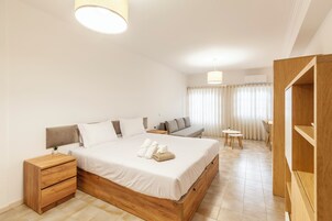 Quarto Deluxe, várias camas, varanda, Vista para a cidade (Quarto A1) | Wi-fi grátis 