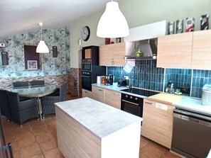 Casa | Cozinha privada | Geladeira, micro-ondas, fogão, cooktop