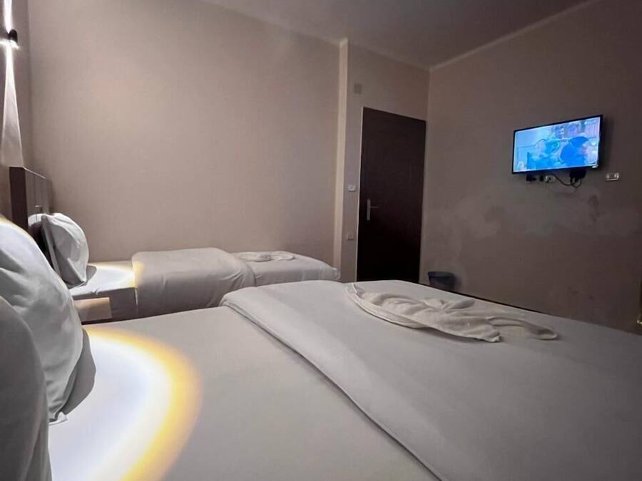 Quarto Triplo Clássico | Roupa de alta qualidade, edredões de penas, minibar