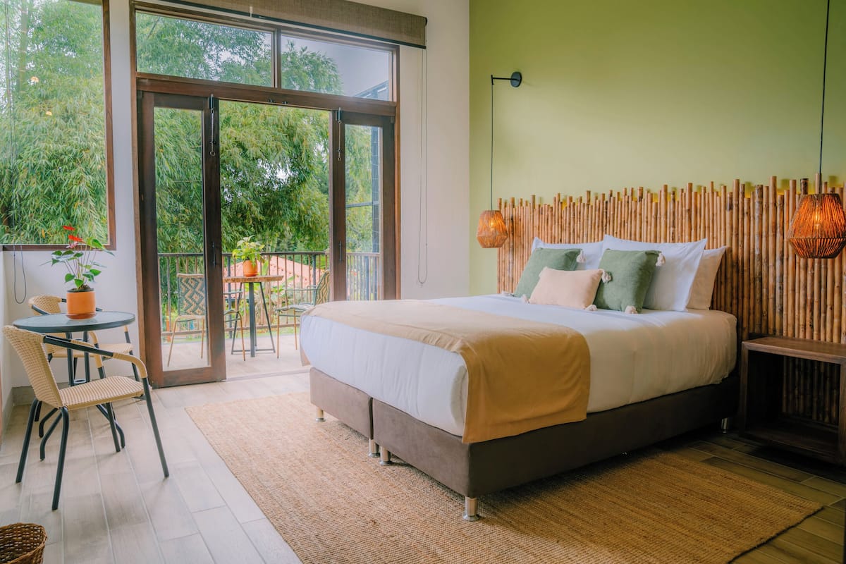 Suíte júnior, sacada | 1 quarto, roupas de cama premium, frigobar, individualmente decorados