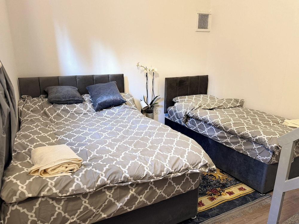 Entire Studio With 2 Extra Beds - Croydon