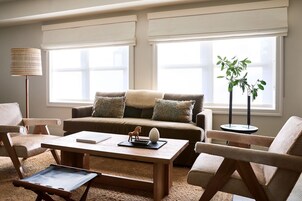 Junior Suite With Living & Dining Area | Sala de estar | Colunas inteligentes 