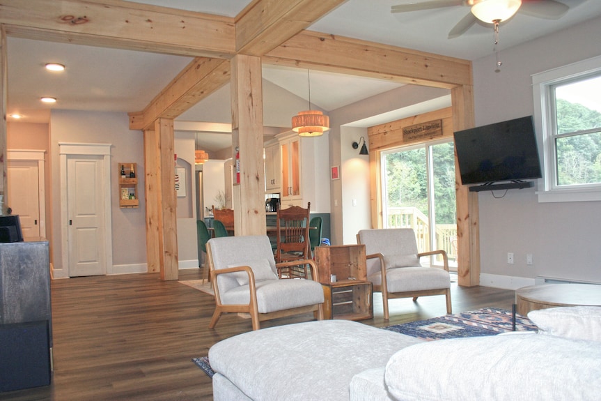 Secluded And Spacious Riverfront Cabin Sleeps 7 - Hancock, NY