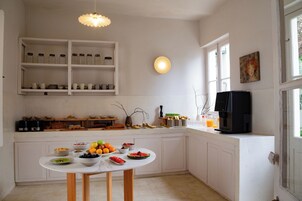 Café da manhã com buffet grátis todos os dias