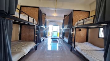 Dormitório compartilhado básico | Cortinas blackout, Wi-Fi de cortesia, roupa de cama