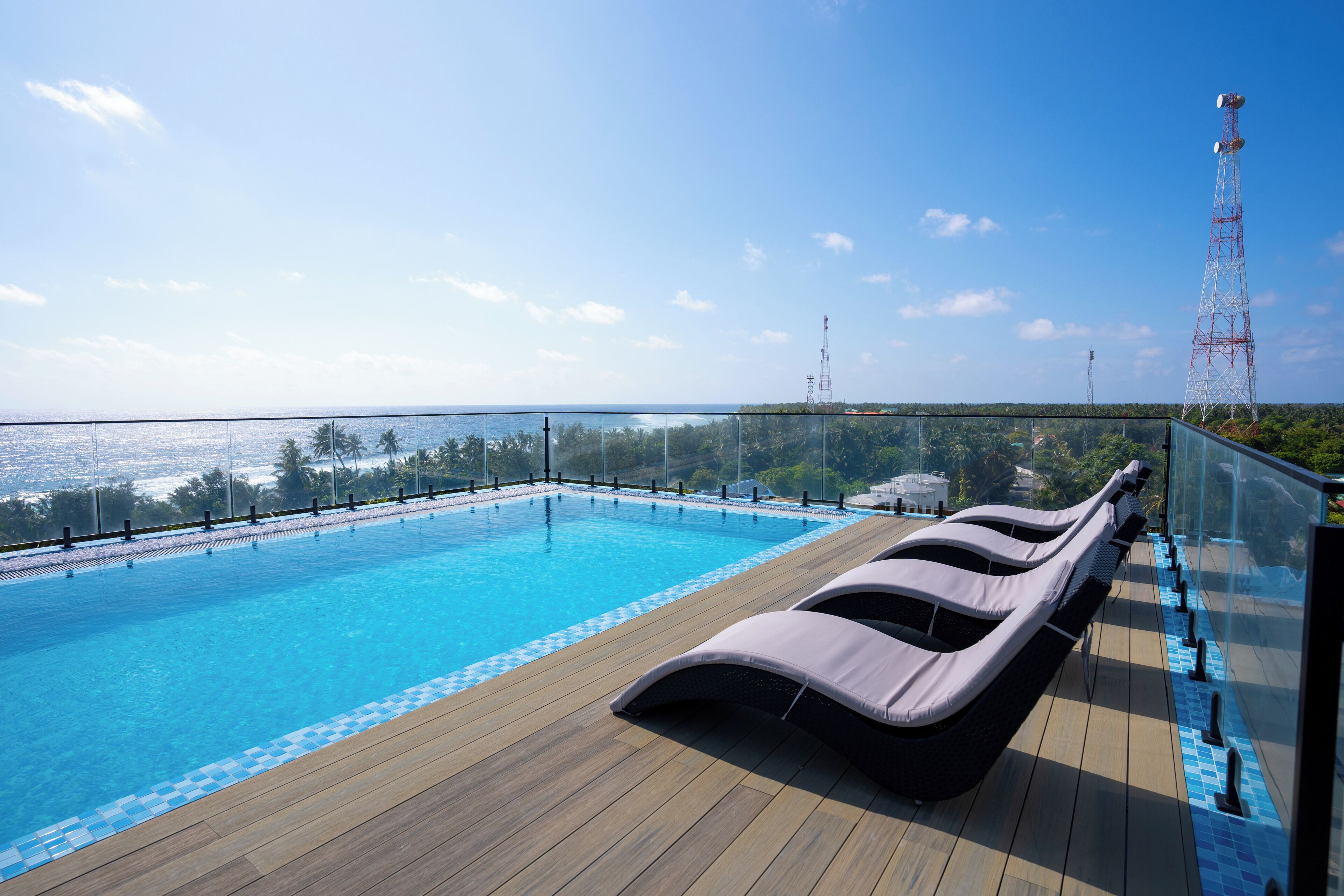 Piscina exterior, guarda-sóis, espreguiçadeiras 