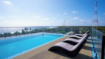 Piscina exterior, guarda-sóis, espreguiçadeiras