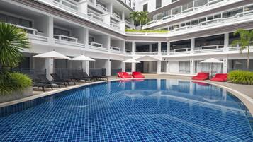 Piscina externa, barracas de cortesia, espreguiçadeiras