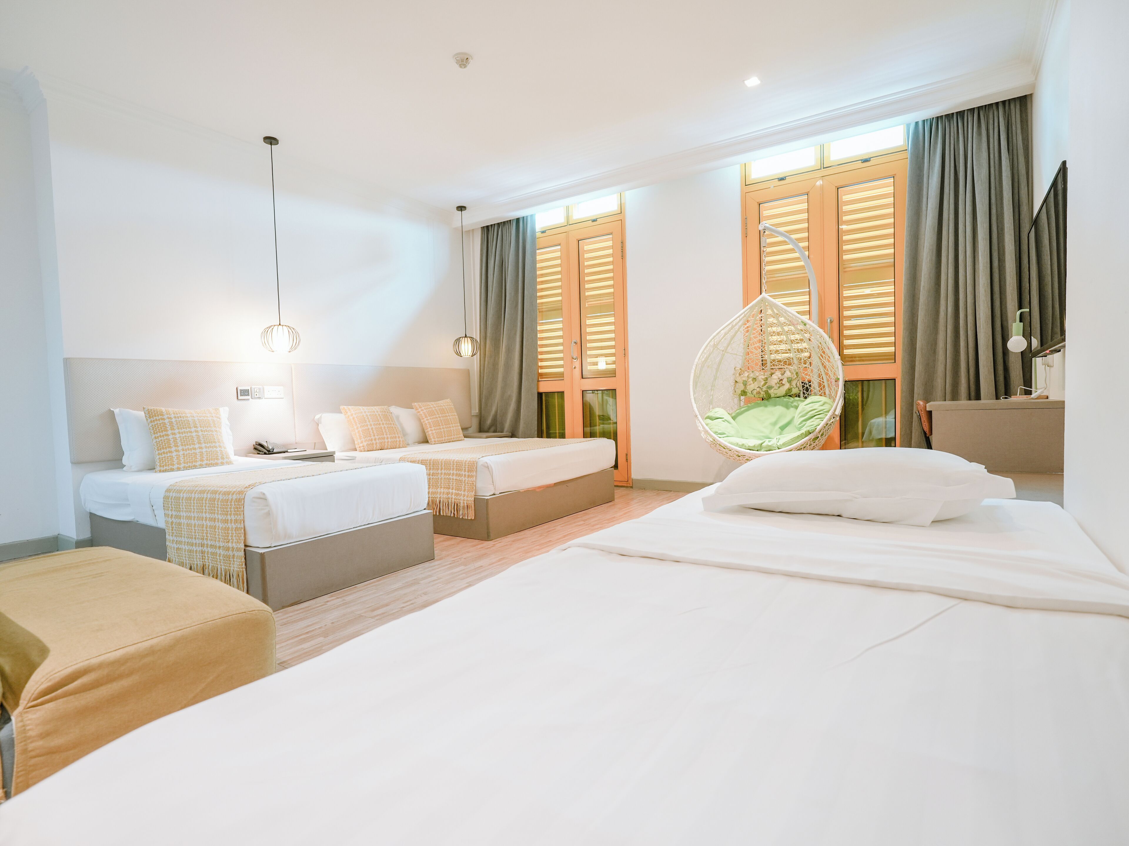 Quarto quádruplo (Window) | Cofres nos quartos, escrivaninha, espaço de trabalho para notebook