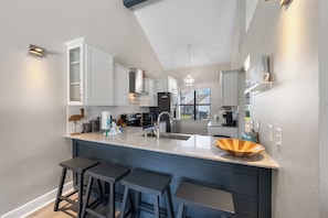 Apartamento Signature em Condomínio Fechado, 3 quartos, varanda, vista para o jardim | Cozinha privada | Um frigorífico, um micro-ondas, um forno, uma placa de cozinha