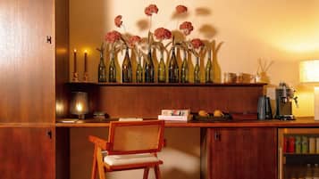Suíte sênior, vista para o jardim | 1 quarto, edredons de pluma, camas com colchões pillow-top, frigobar