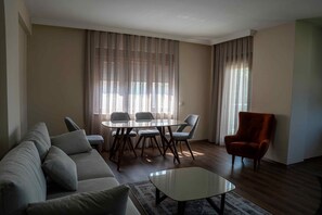 Apartamento Deluxe em Condomínio Fechado, varanda, vista para a montanha | Vista do quarto