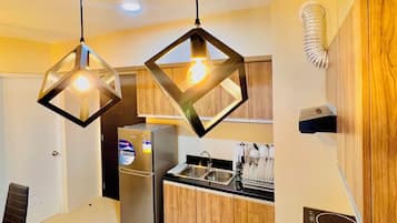 Apartamento Signature em Condomínio Fechado, 2 quartos, não fumadores, kitchenette | Kitchenette privada | Um frigorífico, um micro-ondas, uma placa de cozinha