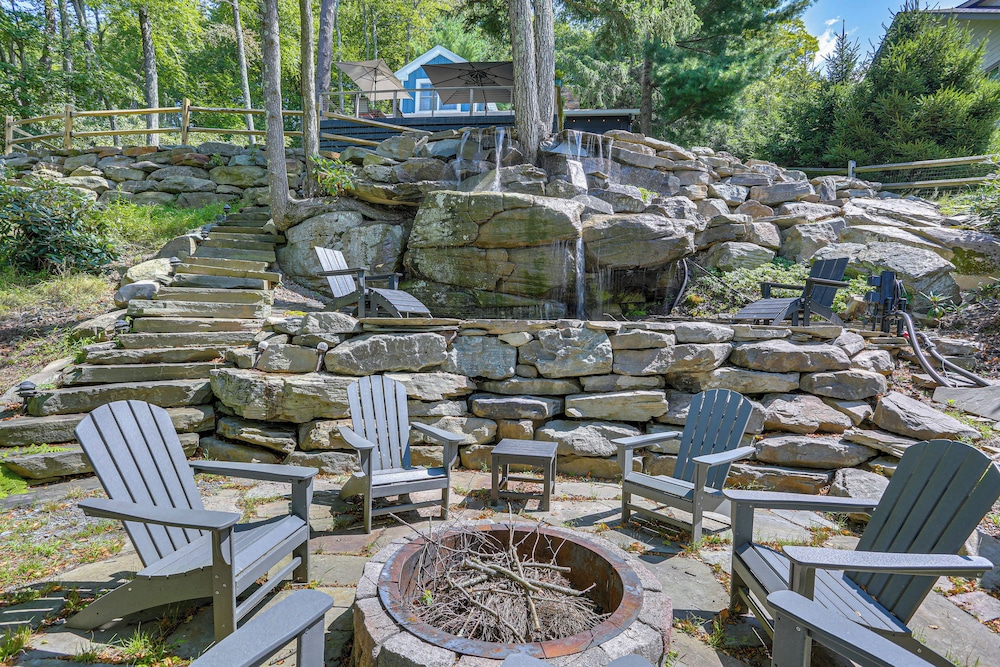 Lakefront Gem W/ Hot Tub & Boat Dock In Greentown - Lake Wallenpaupack, PA