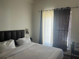 Quarto Deluxe, 1 cama de casal, casa de banho privativa, vista para a colina | Wi-fi grátis