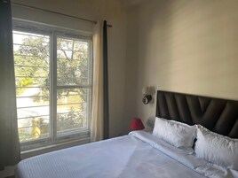 Quarto Deluxe, 1 cama de casal, casa de banho privativa, vista para a colina | Wi-fi grátis