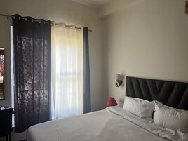 Quarto Deluxe, 1 cama de casal, casa de banho privativa, vista para a colina | Wi-fi grátis