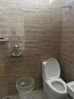 Quarto Deluxe, 1 cama de casal, casa de banho privativa, vista para a colina | Casa de banho | Um polibã, artigos de higiene pessoal grátis, toalhas fornecidas, sabão