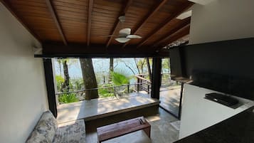 Villa Básica | Sala de estar | Smart TV de 50 polegadas com canais via satélite