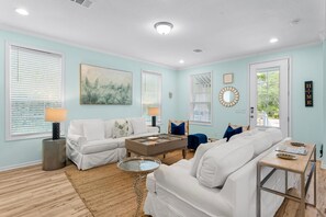 Casa, vista para o jardim | Sala de estar | Smart TV de 42 de polegadas com canais digitais, Netflix, Hulu 