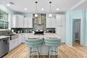 Casa, vista para o jardim | Cozinha privada | Um frigorífico/congelador grande, um micro-ondas, um forno 