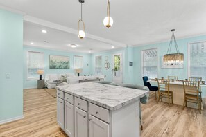 Casa, vista para o jardim | Cozinha privada | Um frigorífico/congelador grande, um micro-ondas, um forno 