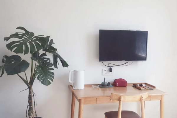 Quarto casal standard, 1 cama Queen, vista para a cidade | Área de estar | TV de tela plana 40 polegadas com canais a cabo, filmes pagos