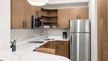 Estúdio Clássico, 1 cama queen-size e sofá-cama, kitchenette | Cozinha privada | Um frigorífico, um micro-ondas, uma placa de cozinha