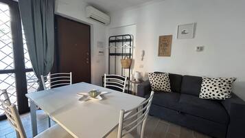 Apartamento | Sala de estar | TV de ecrã plano