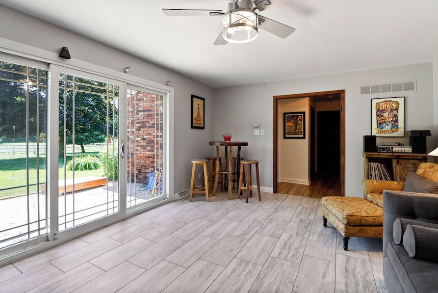 Fun At The Farm House - Charming 3-bedroom Farmhouse In Lovely Valparaiso - Deep River Waterpark, Crown Point