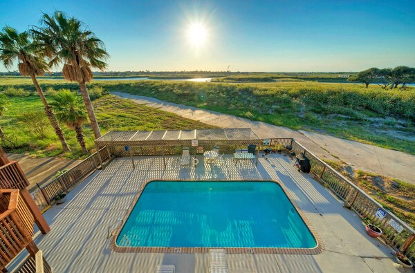 Minutes To The Beach, Pool, Balcony W/ Nature Views Compass 17 By Avantstay - Corpus Christi, TX