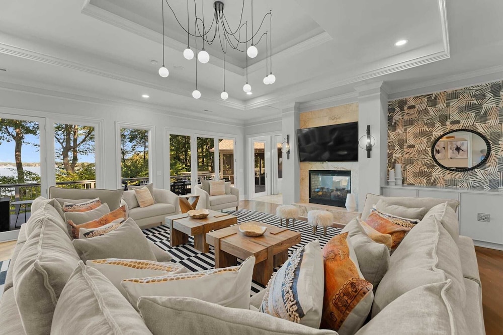 Modern Masterpiece By Avantstay Waterfront + Private Dock - Lake Norman, NC