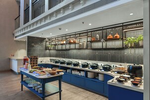 Pequeno-almoço tipo buffet diário mediante uma taxa 