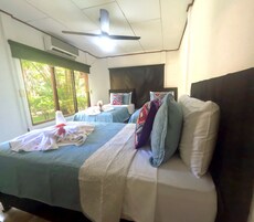 Quarto triplo standard | Roupas de cama premium, cofres nos quartos, Wi-Fi de cortesia