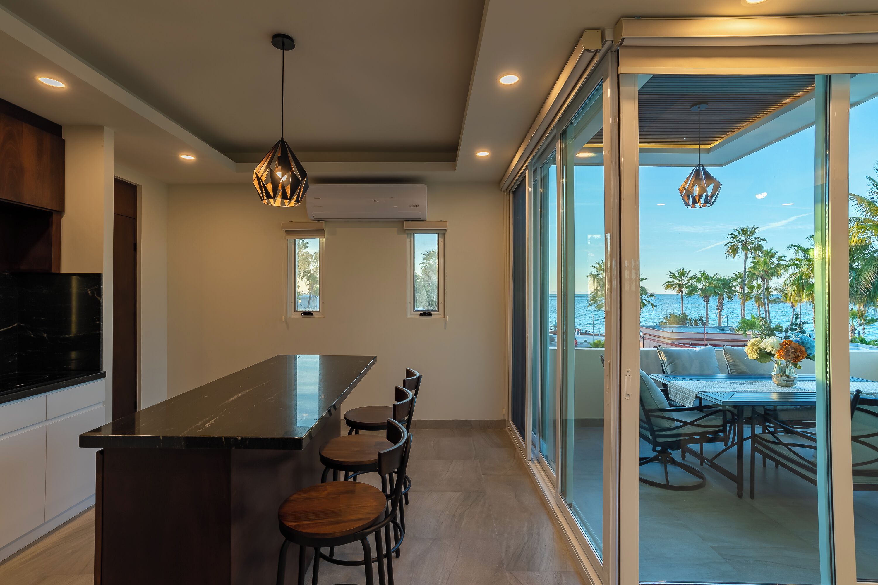 Apartamento superluxo, banheira de imersão, vista para o mar | Área de estar | Smart TV 55 polegadas com canais digitais