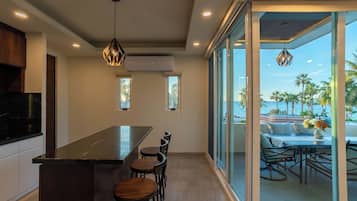 Apartamento superluxo, banheira de imersão, vista para o mar | Área de estar | Smart TV 55 polegadas com canais digitais