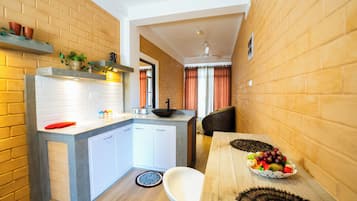 Suíte superior, vista para o jardim | Cozinha privada | Produtos de limpeza biodegradáveis disponíveis, toalhas de papel