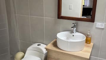 Quarto clássico, varanda, vista para o jardim | Banheiro | Chuveiro, toalhas de banho, sabonete, papel higiênico