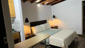 Quarto clássico, varanda, vista para o jardim | Escrivaninha, espaço de trabalho para notebook, Wi-Fi de cortesia