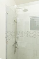 Casa Familiar, vista para o jardim | Casa de banho | Um polibã, toalhas fornecidas, papel higiénico