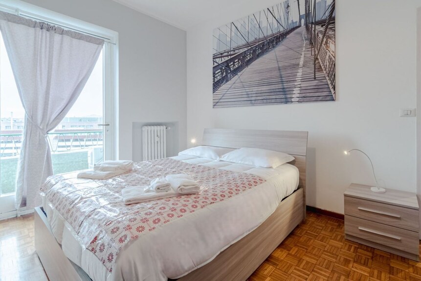 Guesthost - Spacious And Bright Apartment Of 120 Sqm For 6 People, Located On The Sixth Floor With Elevator (Not Suitable For Disabled People). The Accommodation Has A Balcony With Views Of The Cenisia District, A Quiet And Well-connected Residential Are - 토리노