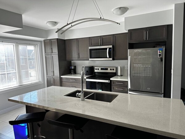 Cozy Whitby Retreat - 2 Bedroom Private House - Oshawa