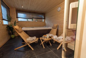 Sauna, banheira de hidromassagem 