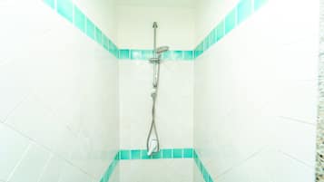 Apartamento, vista para o parque | Casa de banho | Um polibã, um secador de cabelo, um bidé, toalhas fornecidas