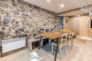 Apartamento Comfort, pátio | Refeições no quarto