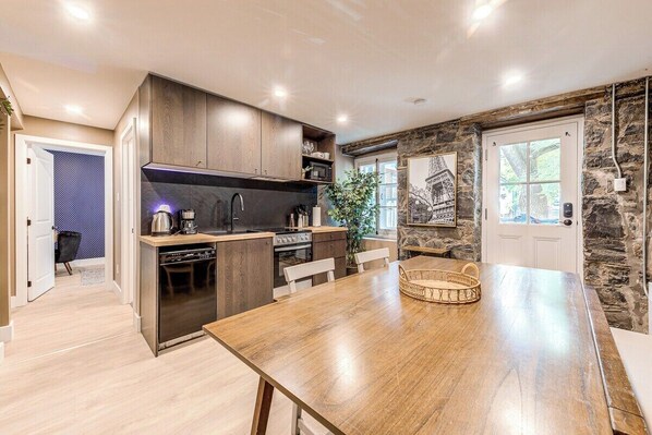 Apartamento Comfort, pátio | Cozinha privada | Uma chaleira elétrica 