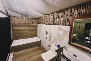 Quarto premium, 1 cama King, banheira, vista para o lago | Banheiro | Chuveiro, toalhas de banho