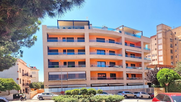 Apartamento, 2 quartos, acessível, sacada | Fachada