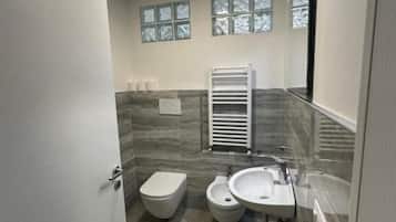 Quarto quádruplo conforto | Banheiro | Produtos de toalete grátis, sabonete, shampoo, papel higiênico