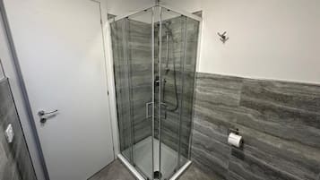 Quarto casal básico | Banheiro | Produtos de toalete grátis, sabonete, shampoo, papel higiênico